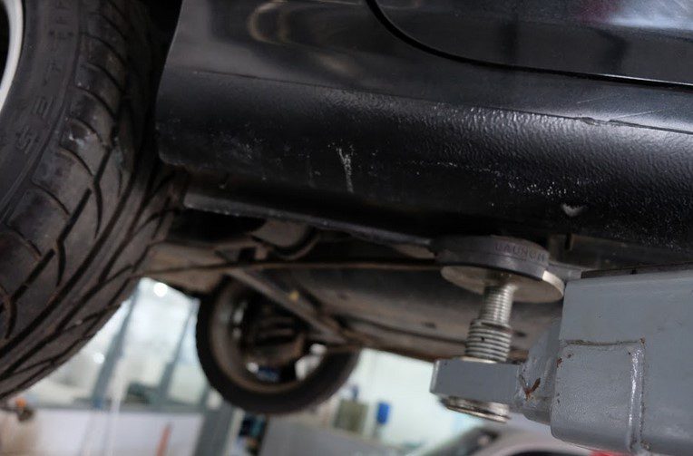 Waspada Titik Tumpu Dongkrak Mobil Monokok